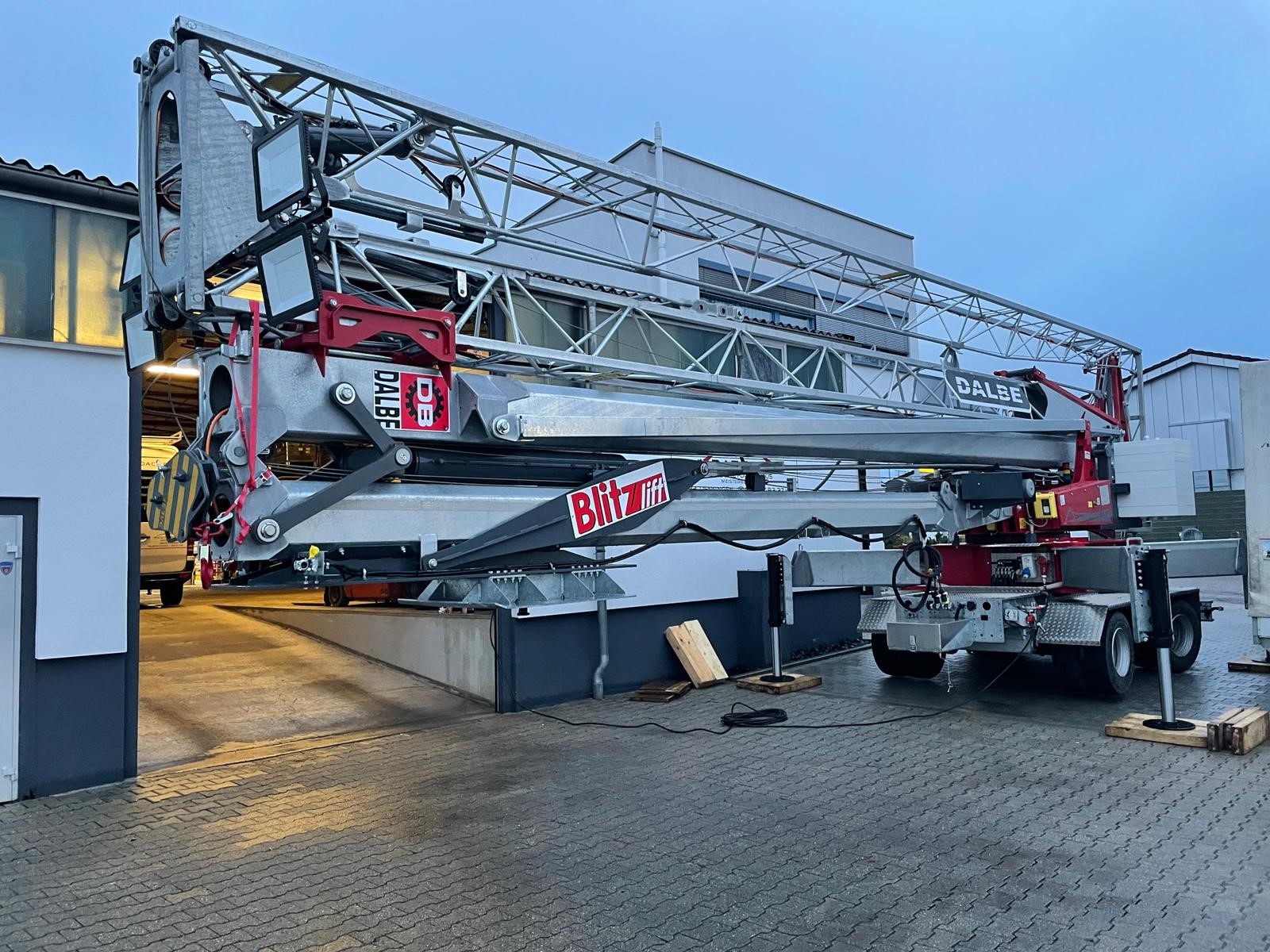 DB37 - Robuster Schnellbaukran für effektive Lastenbewältigung